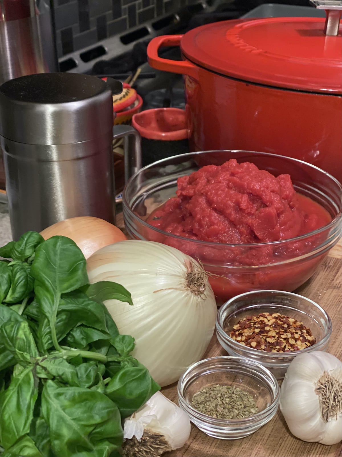 Authentic Sugo Recipe without Meat (Italian Tomato Basil Sauce)