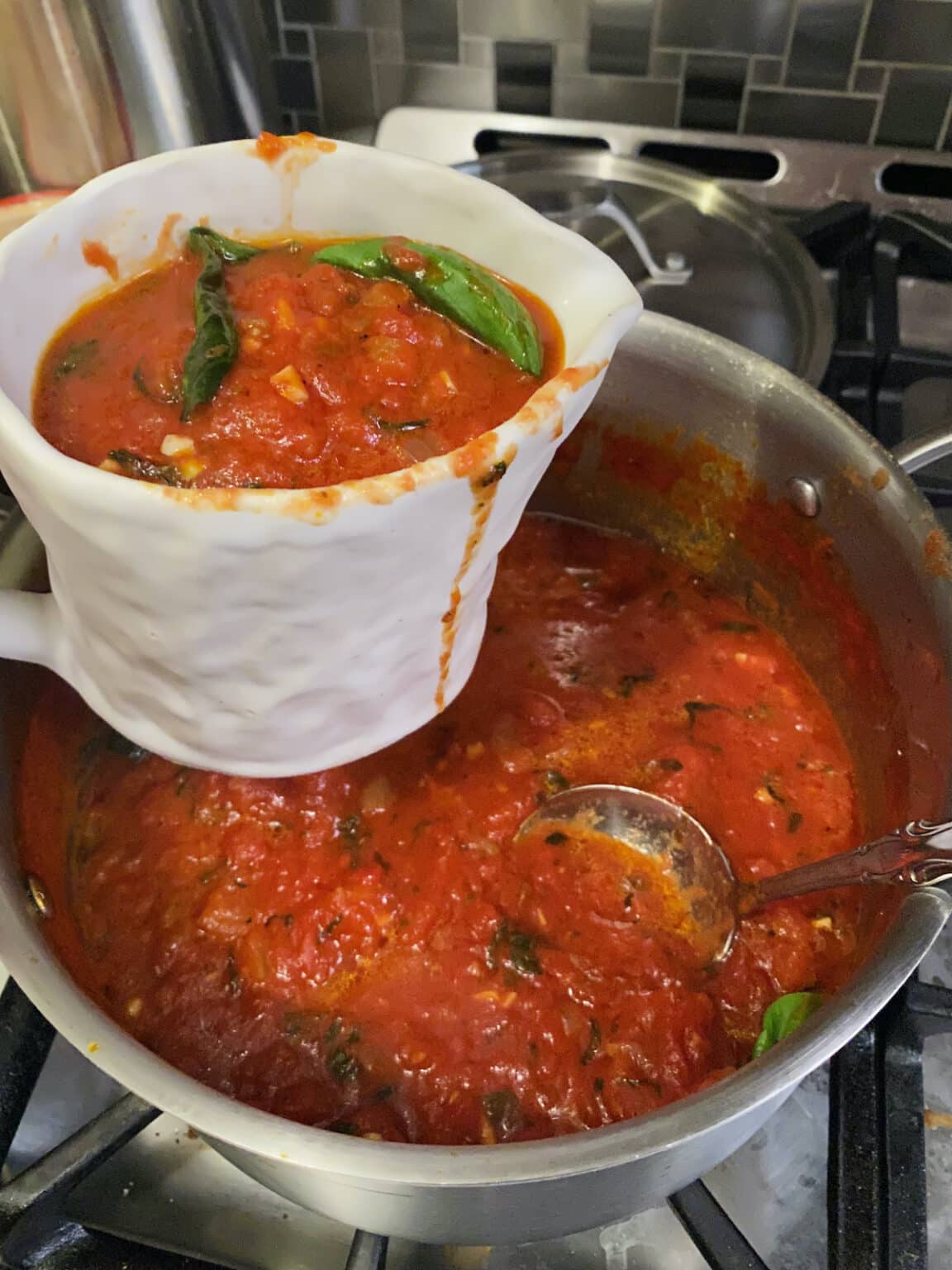 Authentic Sugo Recipe without Meat (Italian Tomato Basil Sauce)