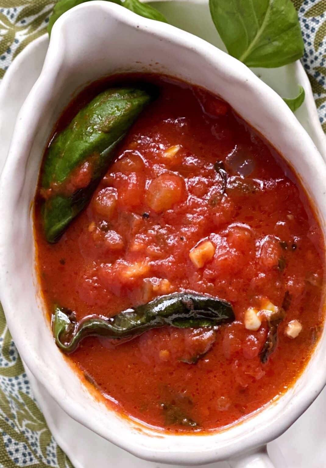 Authentic Sugo Recipe without Meat (Italian Tomato Basil Sauce)