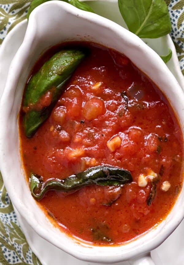 Authentic Sugo Recipe without Meat (Italian Tomato Basil Sauce)