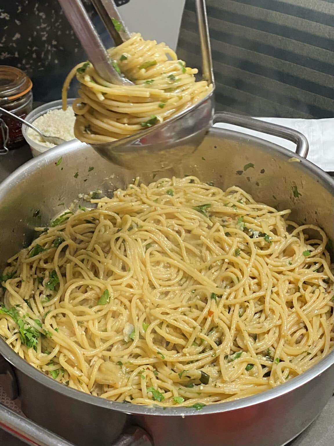 Extra Garlicky Spaghetti Aglio Olio Peperoncino (Quick and Easy)