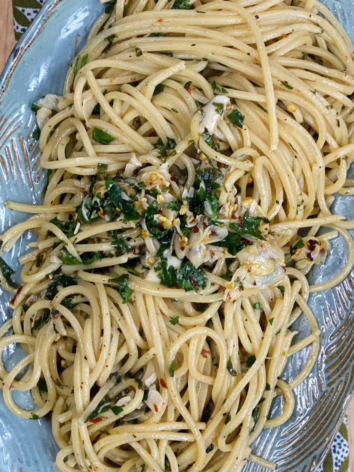 Extra Garlicky Spaghetti Aglio Olio Peperoncino (Quick and Easy)