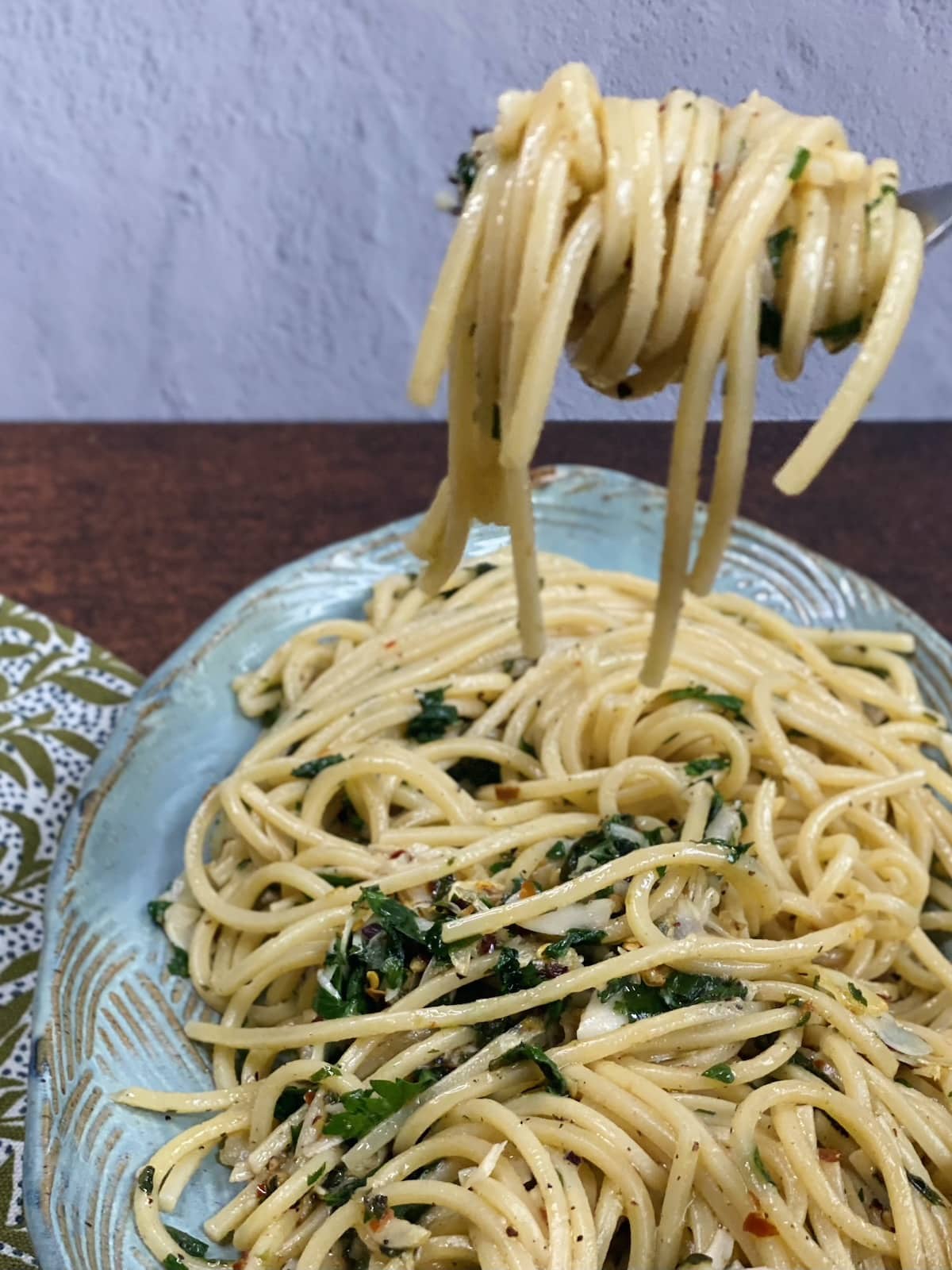Extra Garlicky Spaghetti Aglio Olio Peperoncino (Quick and Easy)