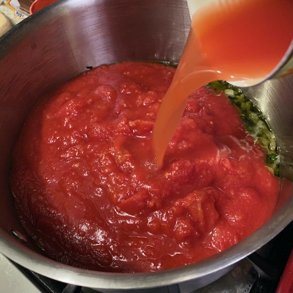 Authentic Sugo Recipe without Meat (Italian Tomato Basil Sauce)