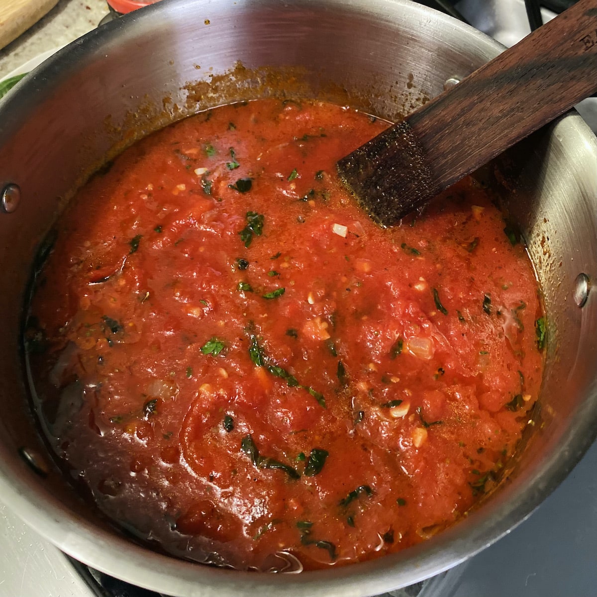 Authentic Sugo Recipe without Meat (Italian Tomato Basil Sauce)