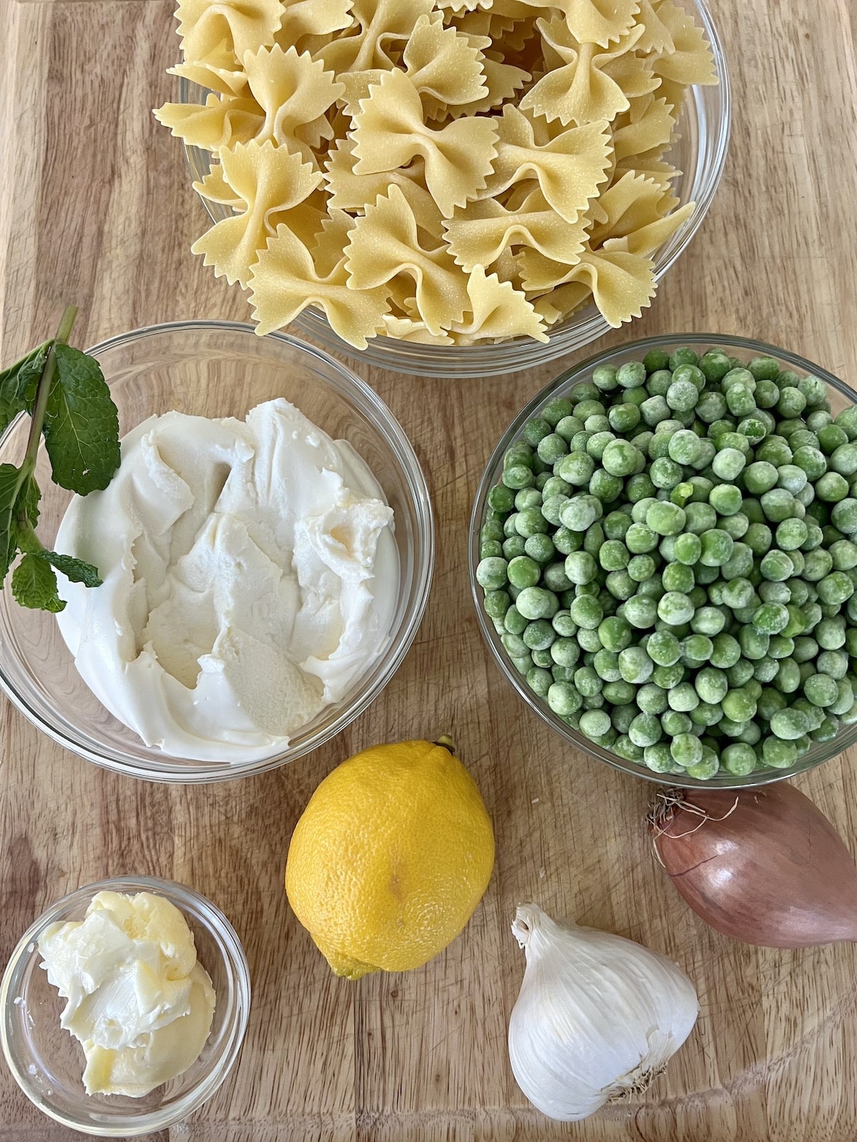 Pasta with Peas and Ricotta with Lemon (Easy & Delicious)