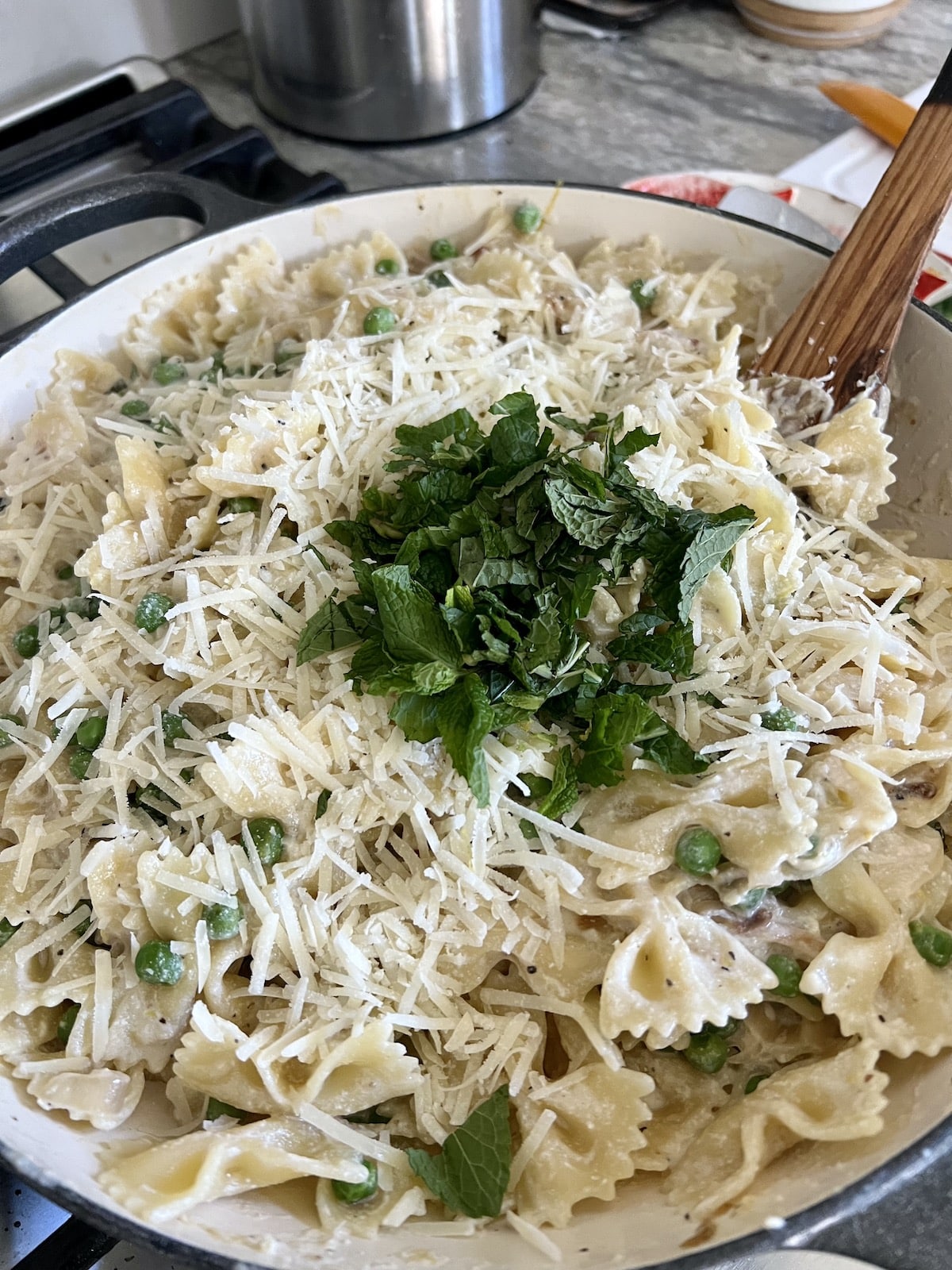 Pasta with Peas and Ricotta with Lemon (Easy & Delicious)