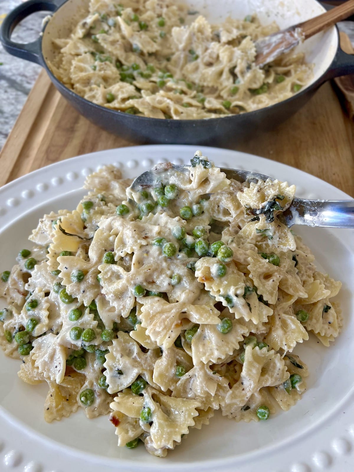 Pasta with Peas and Ricotta with Lemon (Easy & Delicious)