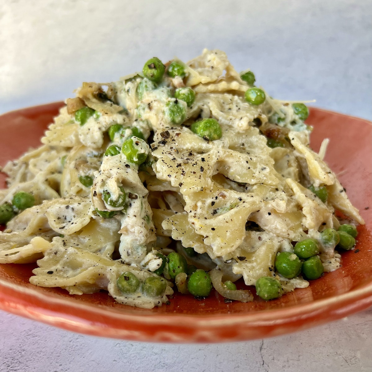 Pasta with Peas and Ricotta with Lemon (Easy & Delicious)