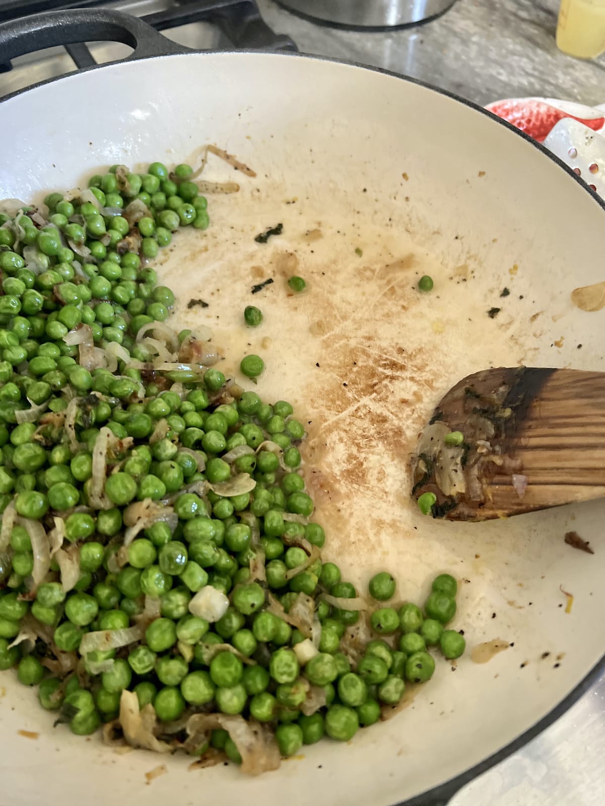 Pasta with Peas and Ricotta with Lemon (Easy & Delicious)