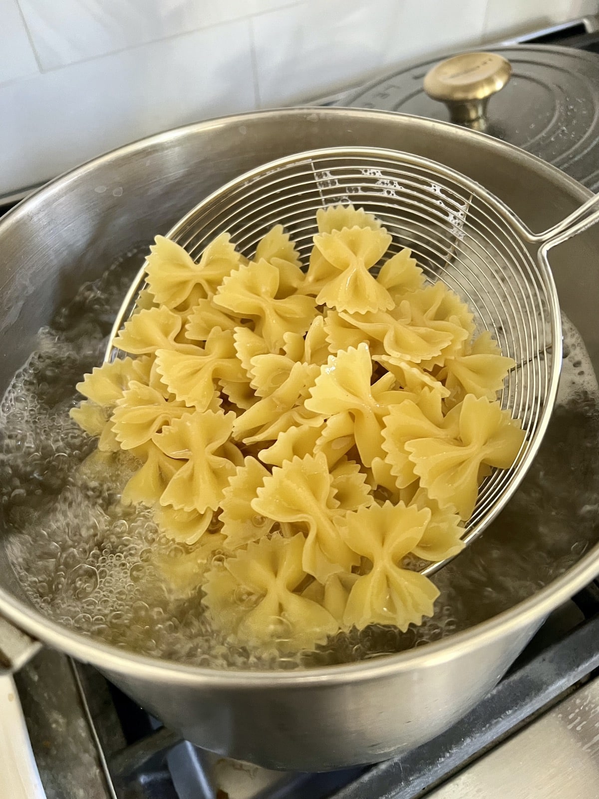Pasta with Peas and Ricotta with Lemon (Easy & Delicious)
