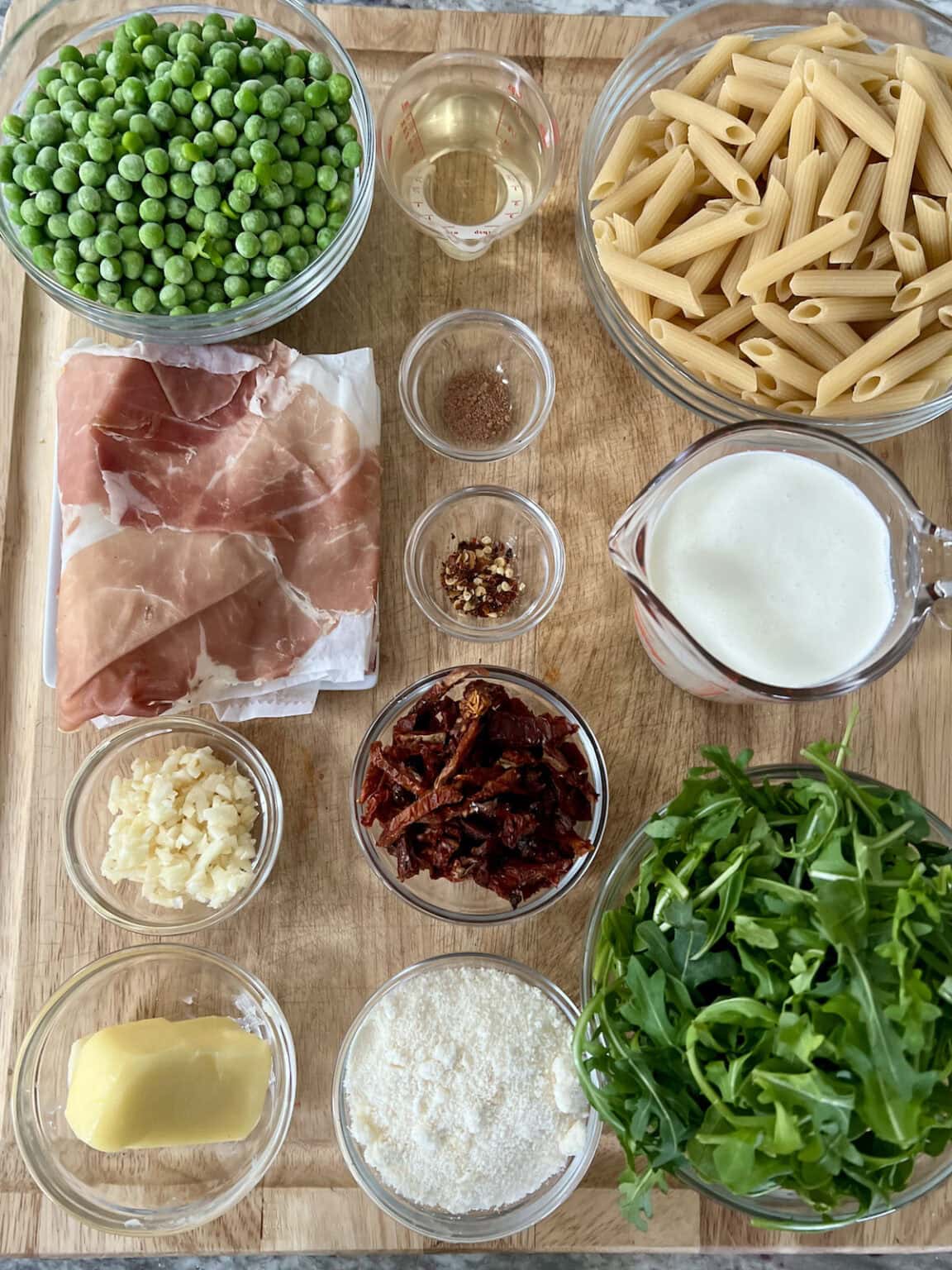 Pasta Piselli Prosciutto (Creamy Penne with Prosciutto and Peas)