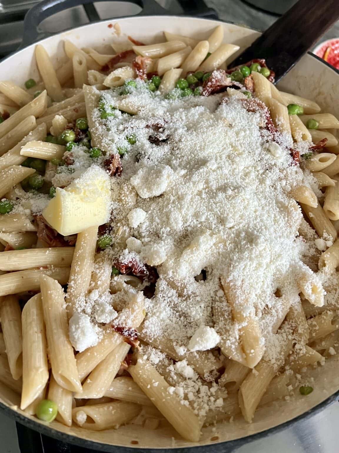 Pasta Piselli Prosciutto (Creamy Penne with Prosciutto and Peas)