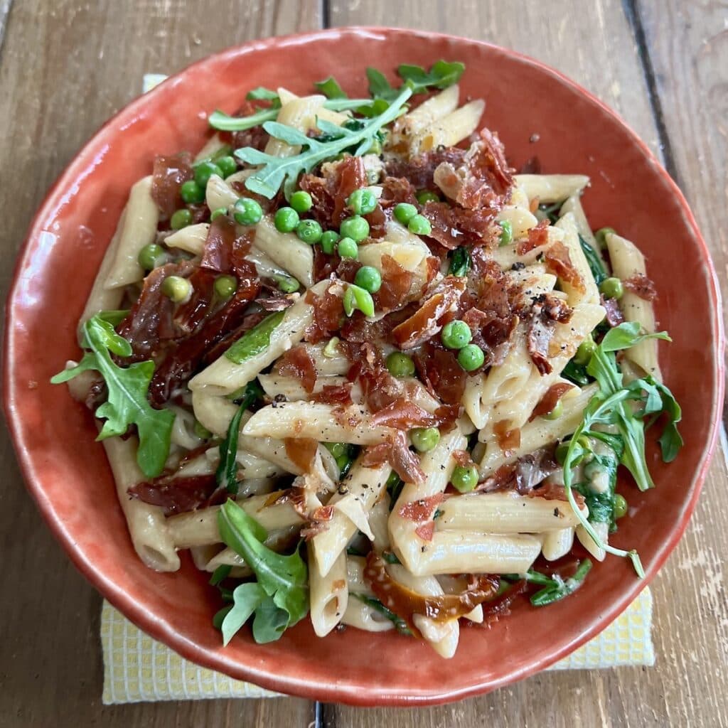 Pasta Piselli Prosciutto (Creamy Penne with Prosciutto and Peas)