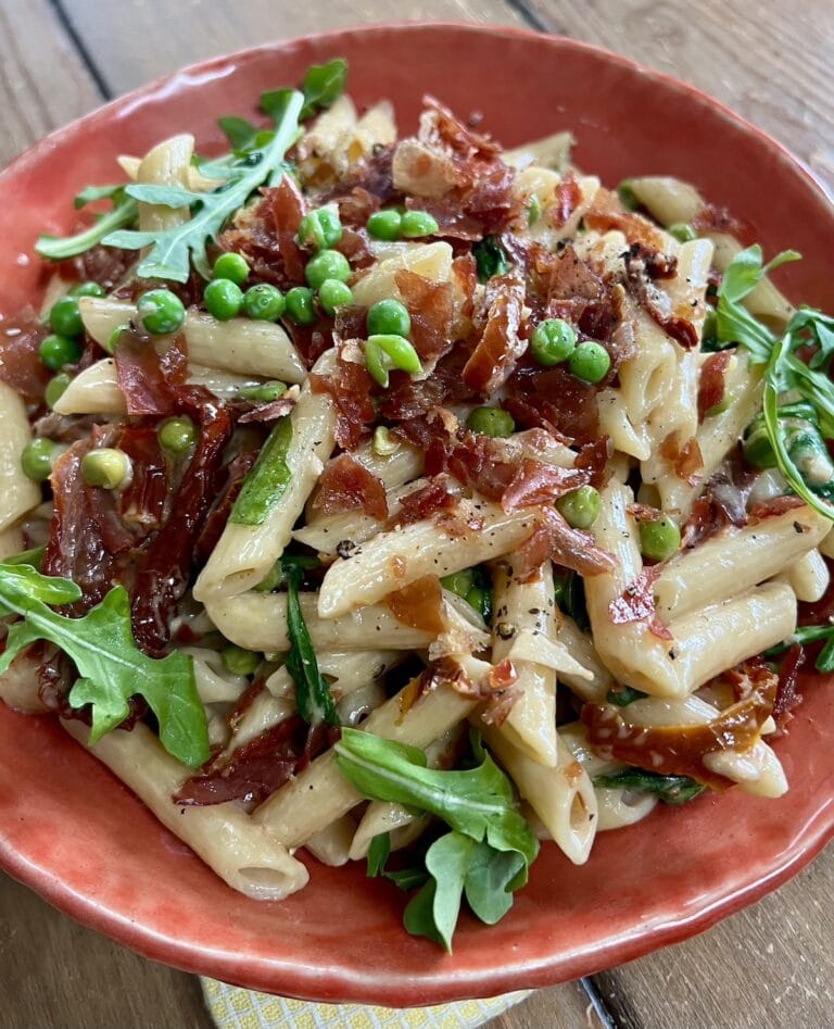 Pasta Piselli Prosciutto (Creamy Penne with Prosciutto and Peas)